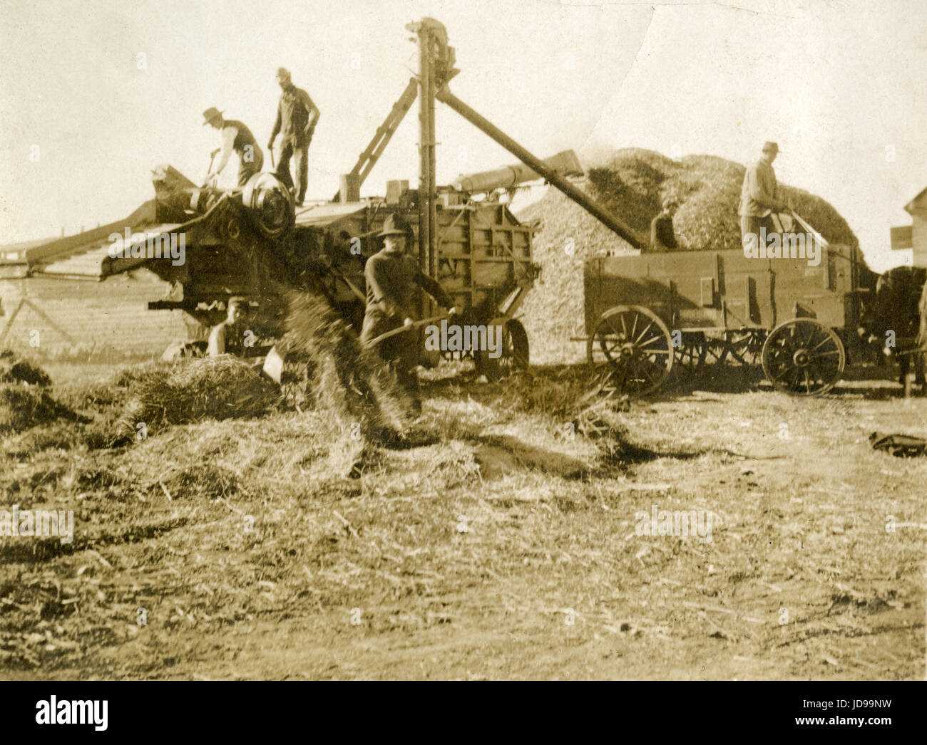 Threshing machine historical hi-res stock photography and images - Alamy
