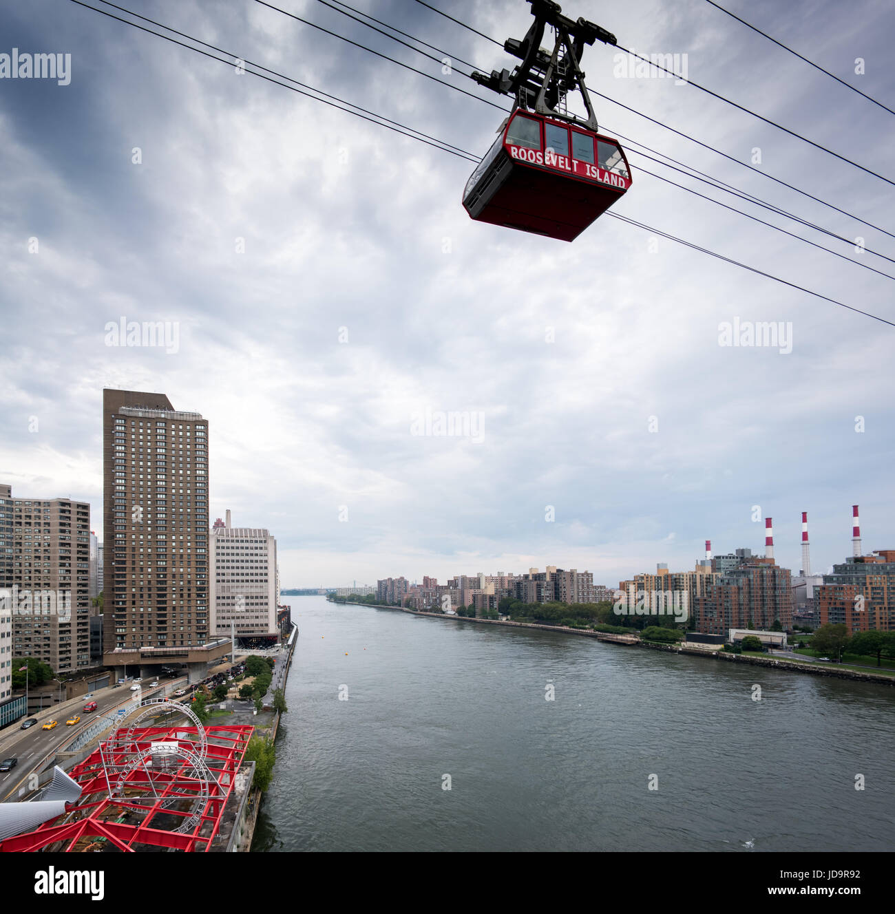 Roosevelt island tramway above the east river hi-res stock photography ...