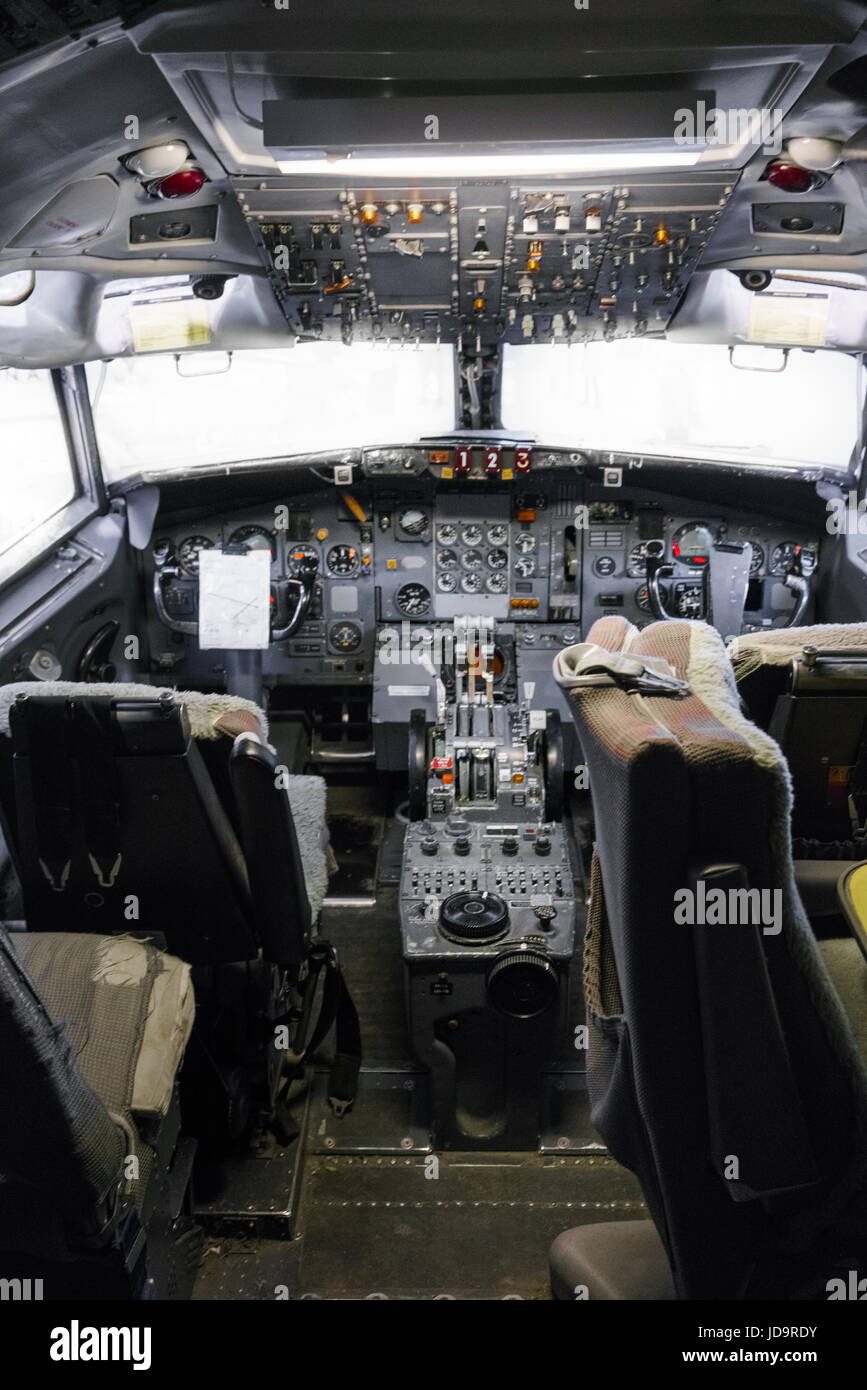 Aeroplane cockpit hi-res stock photography and images - Alamy