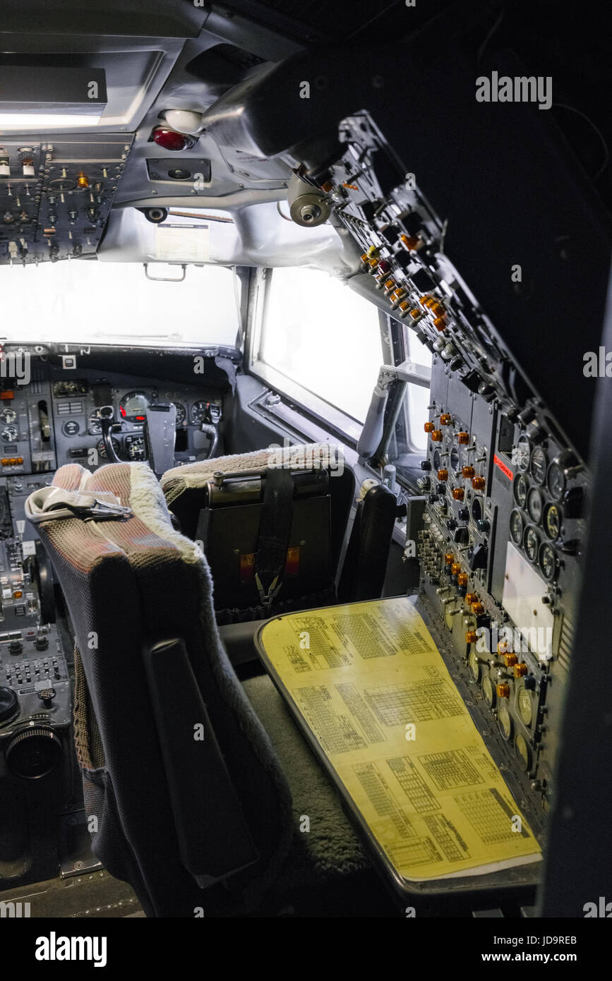Aeroplane cockpit hi-res stock photography and images - Alamy