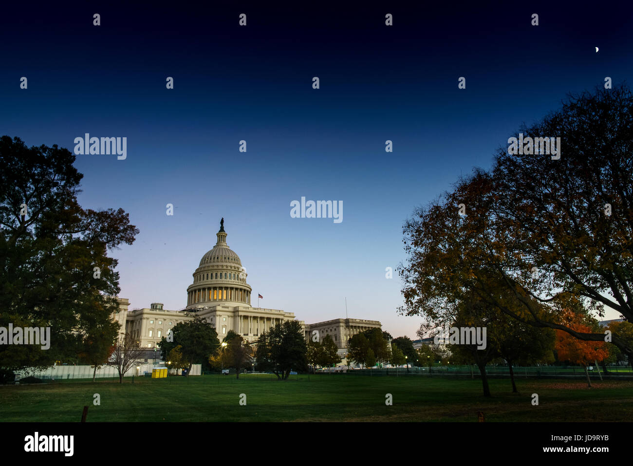 Green grass building hi-res stock photography and images - Alamy