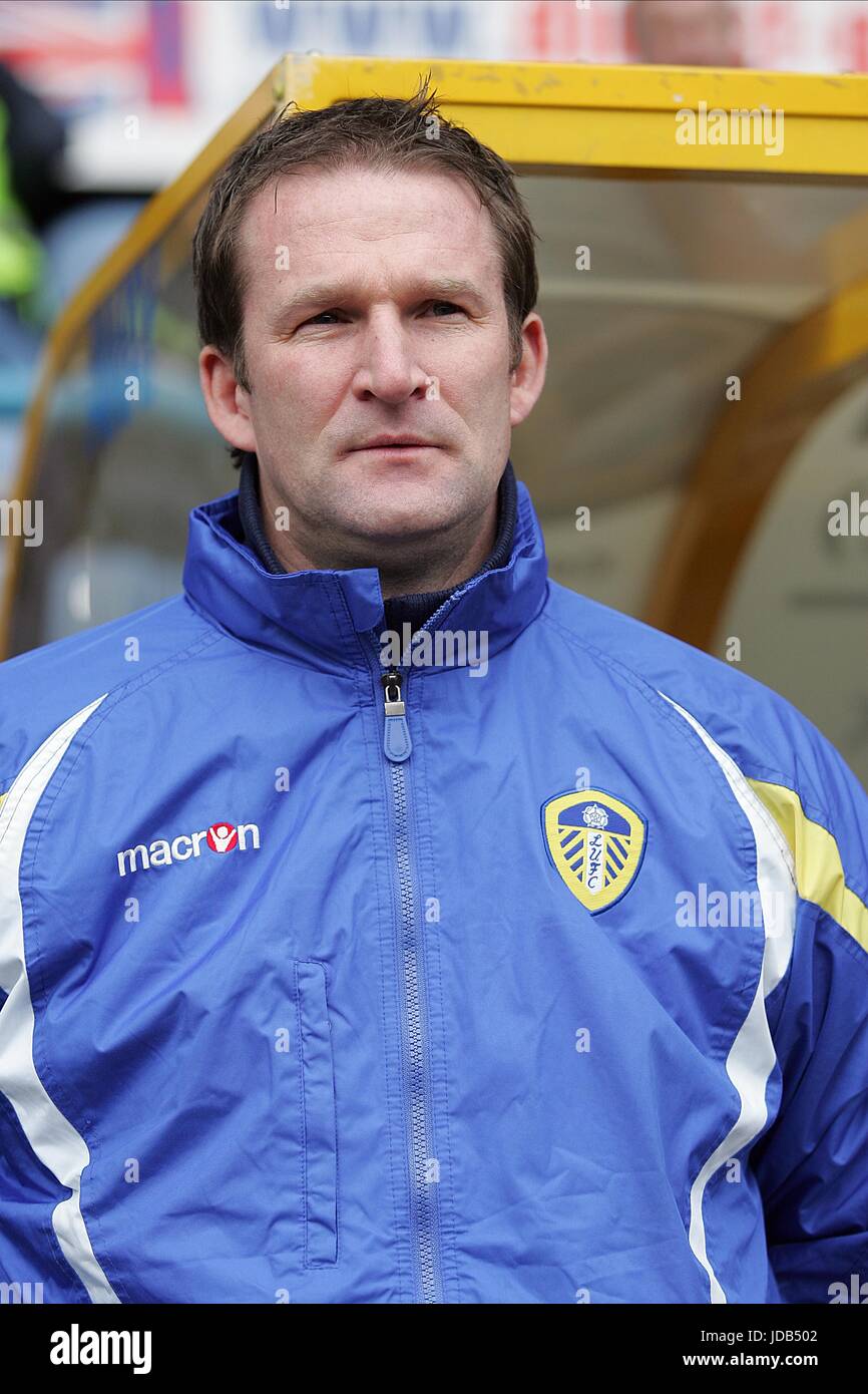 SIMON GRAYSON LEEDS UNITED MANAGER THE GALPHARM STADIUM HUDDERSFIELD ...