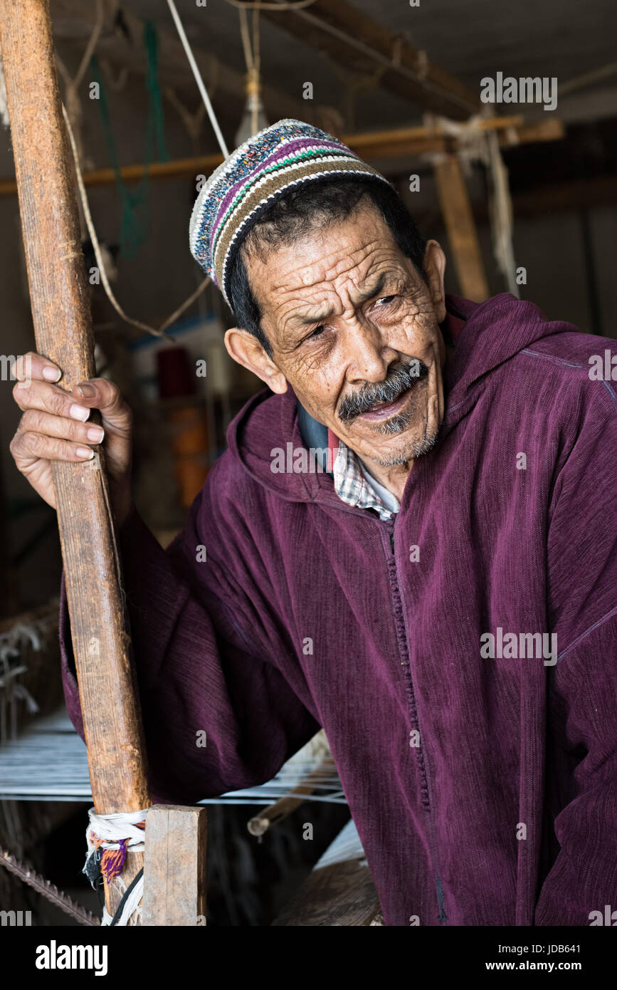 Very old man working hi-res stock photography and images - Alamy