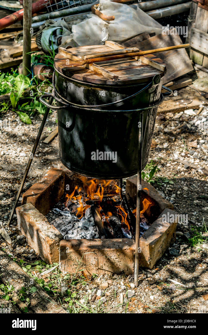 Whole image of the garden Kettle and its fireplace Stock Photo - Alamy