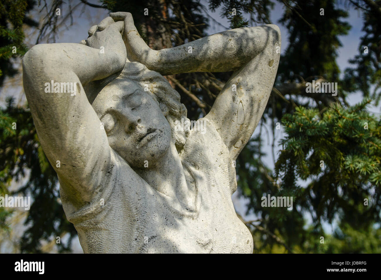 Statue of weeping woman hi-res stock photography and images - Alamy