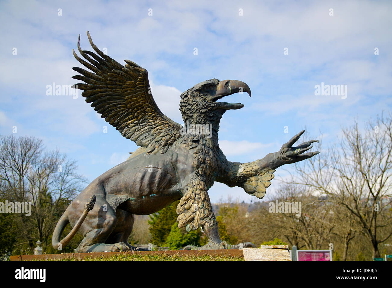 Griffin statue hi-res stock photography and images - Alamy