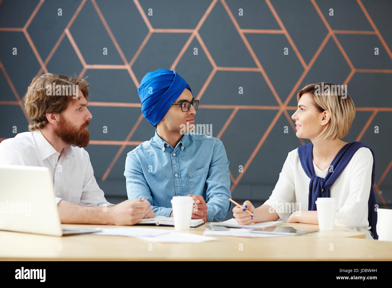 Newsreaders hi-res stock photography and images - Alamy