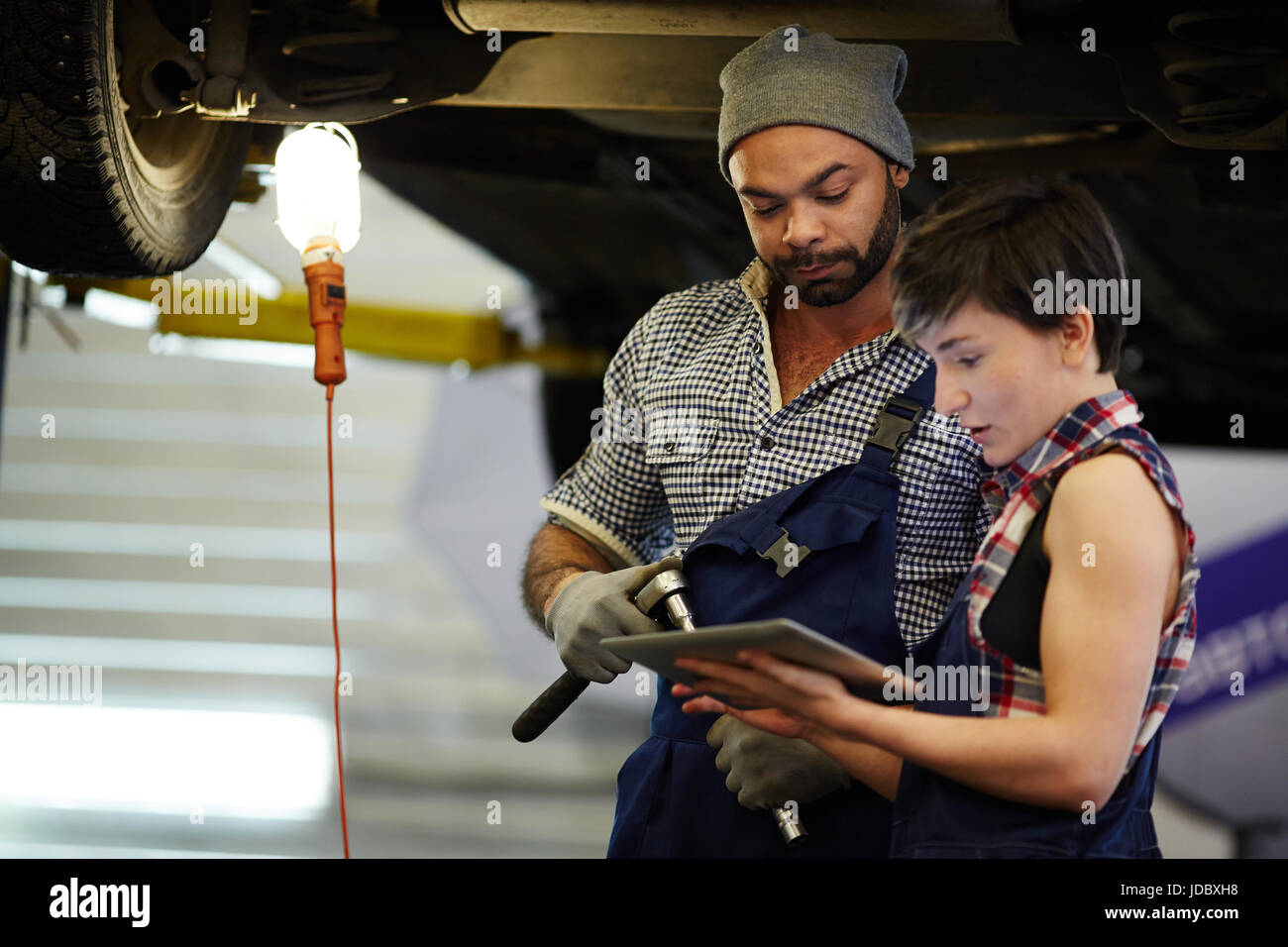 Cars garage repair hi-res stock photography and images - Alamy