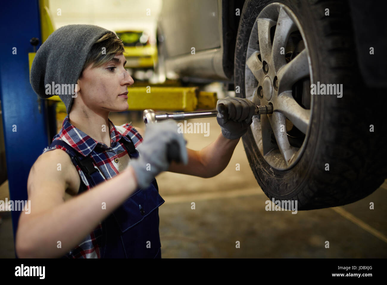 Woman changing wheel car hi-res stock photography and images - Alamy