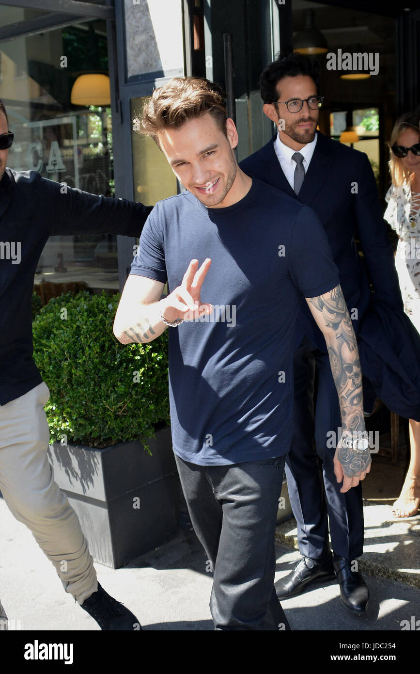 Milan, Liam Payne at the end of the parade of Giorgio Armani goes to a ...