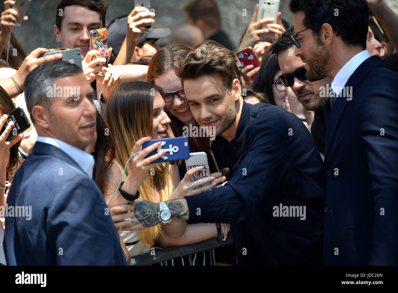 Milan, Liam Payne at the end of the parade of Giorgio Armani goes to a ...