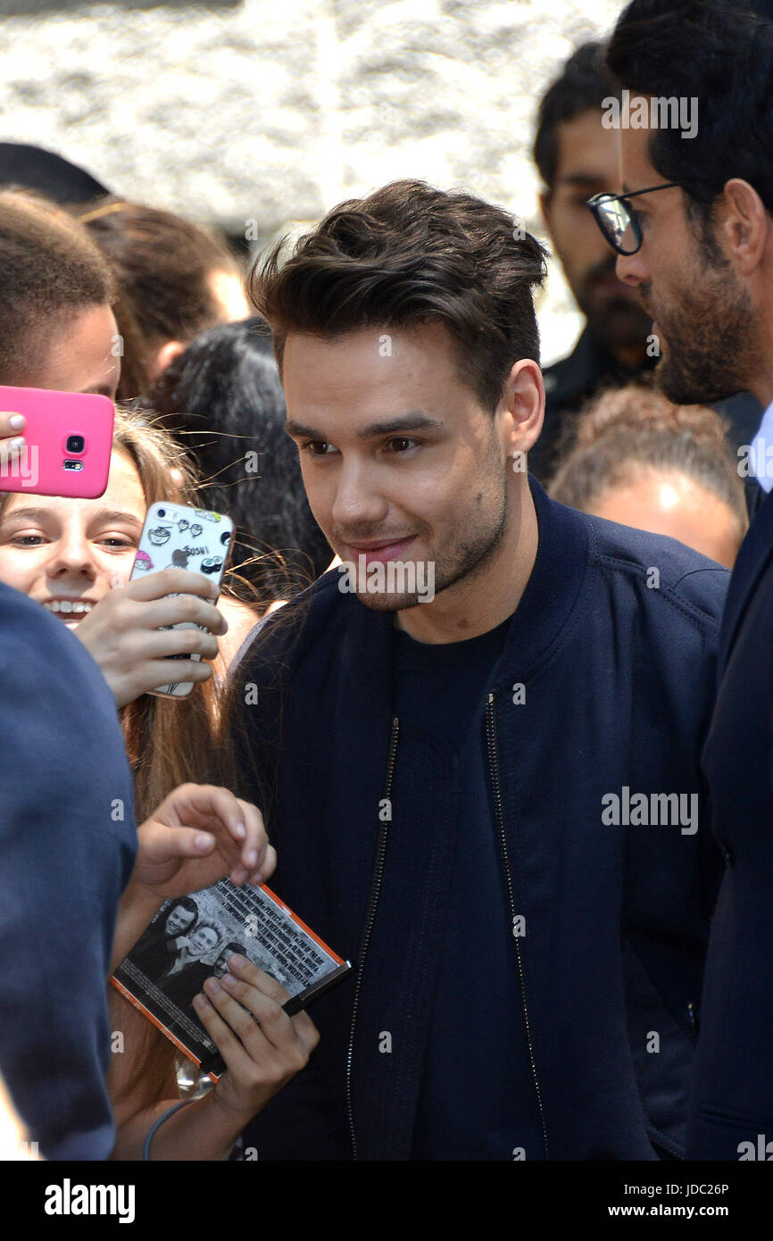 Milan, Liam Payne at the end of the parade of Giorgio Armani goes to a ...