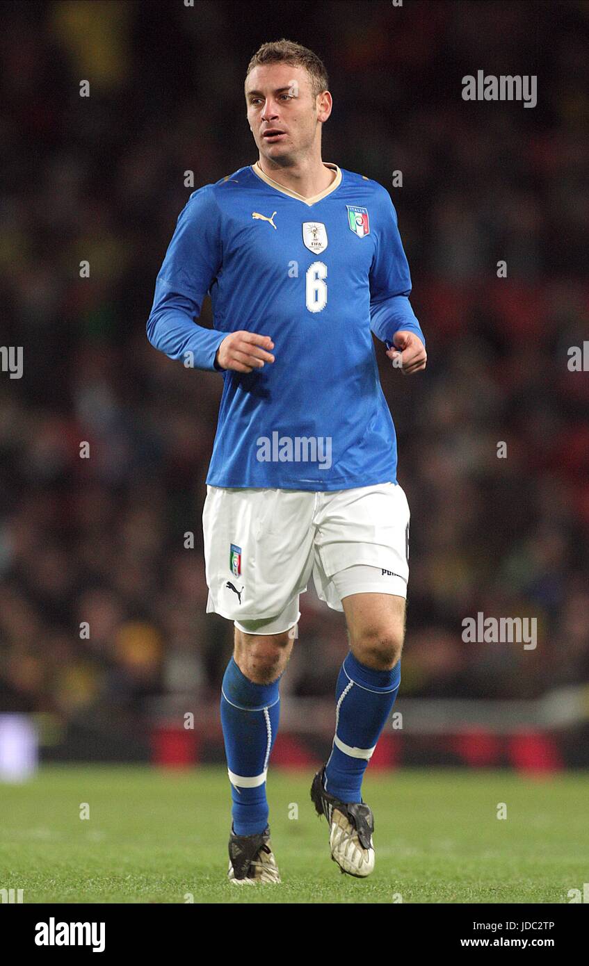 DANIELE DE ROSSI ITALY & AS ROMA EMIRATES STADIUM LONDON ENGLAND 10 ...