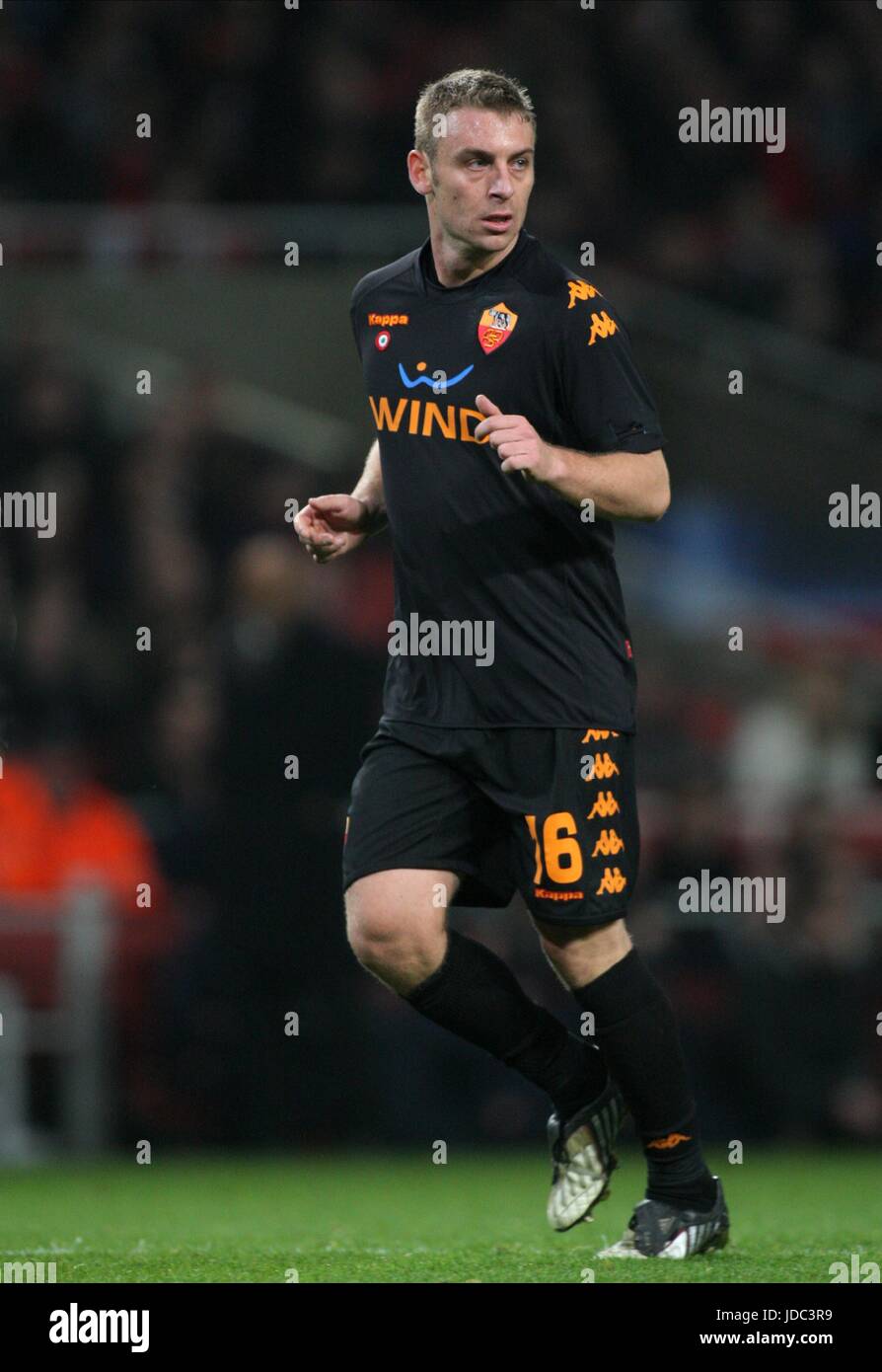 Emirates stadium daniele de rossi hi-res stock photography and images ...