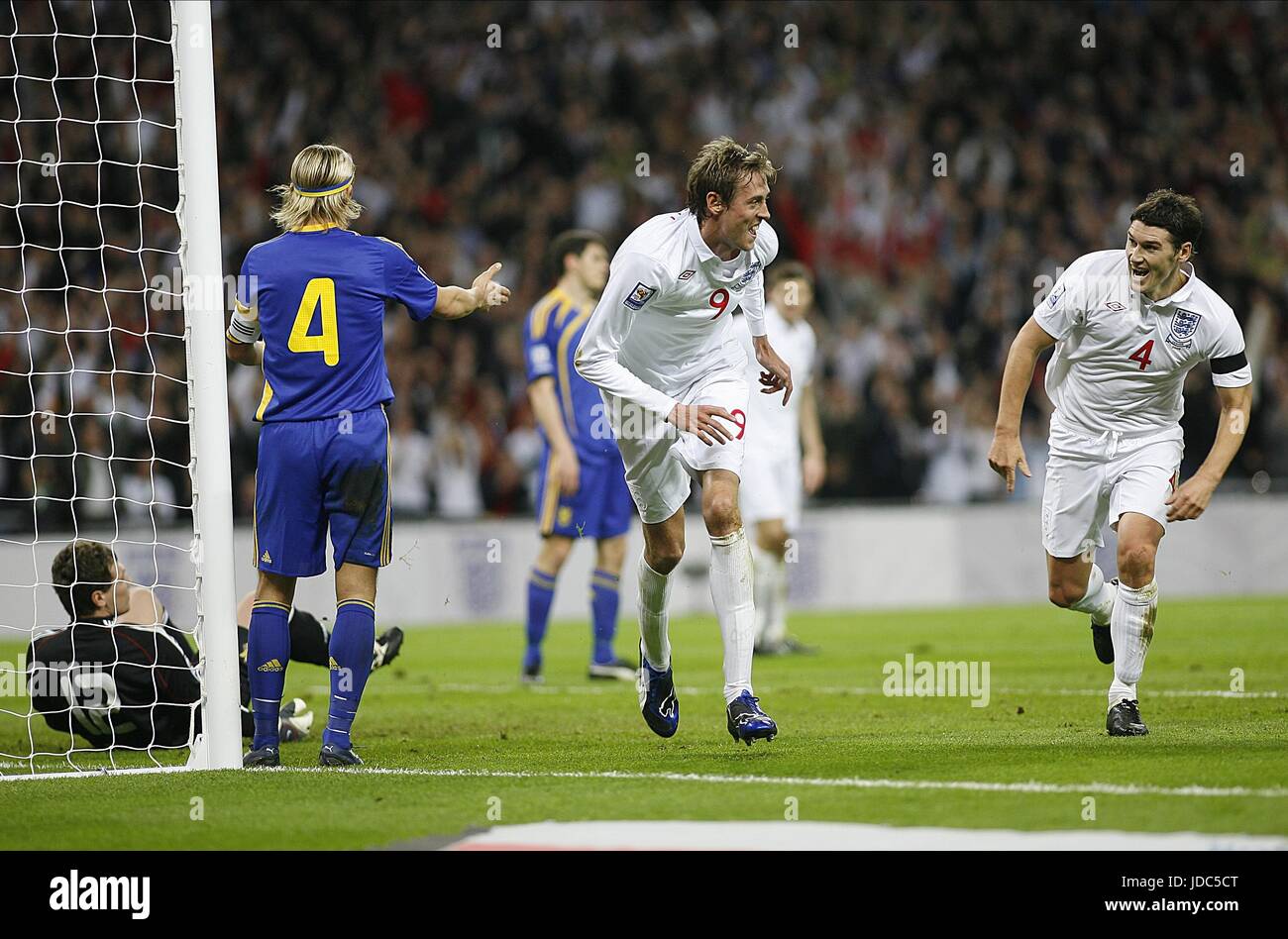 PETER CROUCH AND GARETH BARRY ENGLAND V UKRAINE WEMBLEY STADIUM LONDON ...