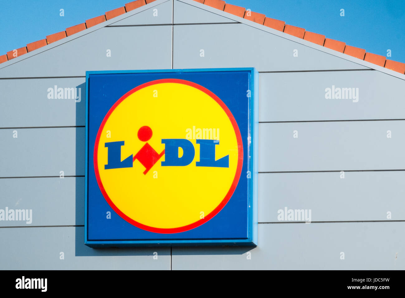 Lidl supermarket shop sign uk hi-res stock photography and images - Alamy