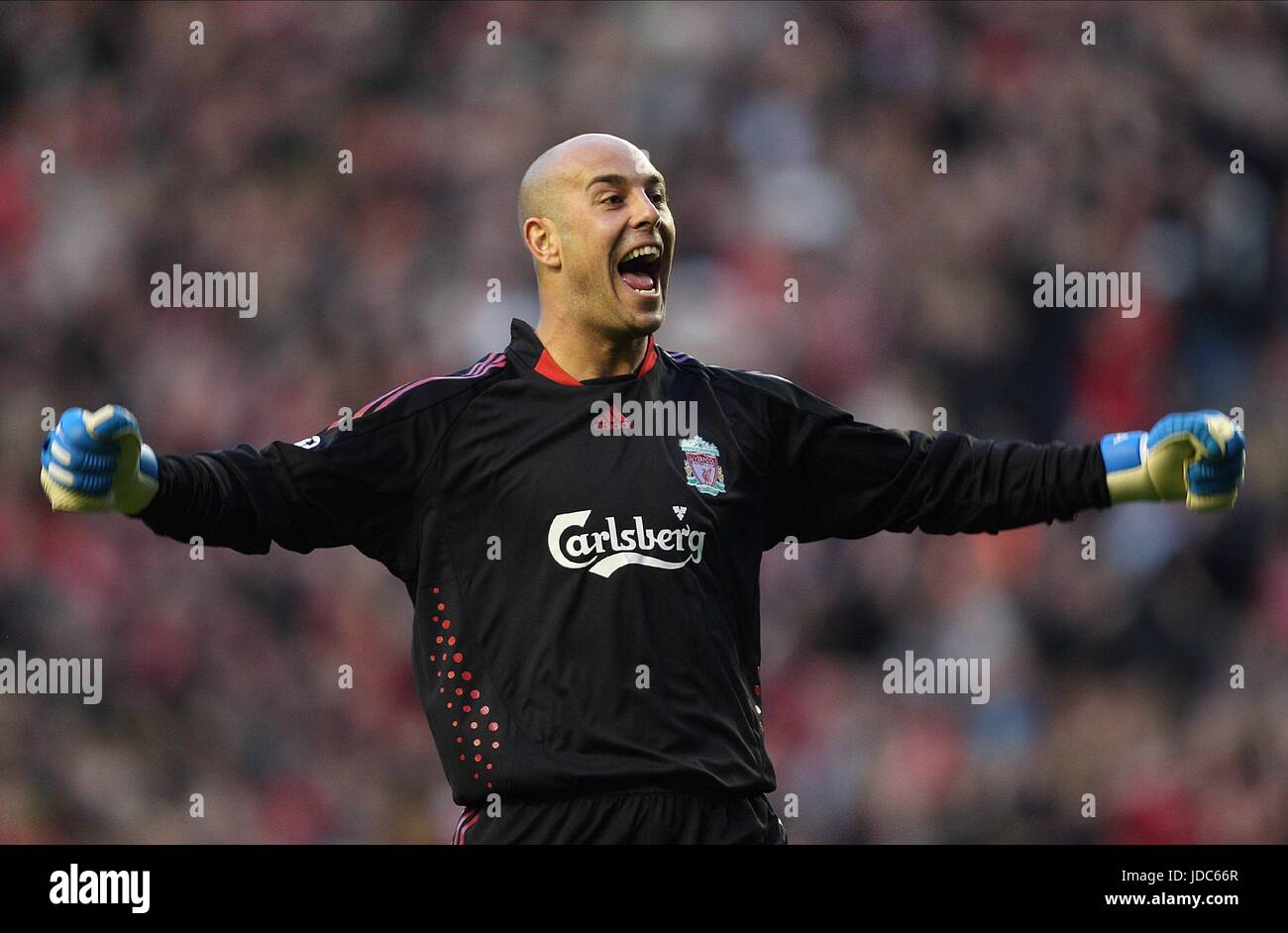 PEPE REINA LIVERPOOL FC ANFIELD LIVERPOOL ENGLAND 08 April 2009 Stock ...