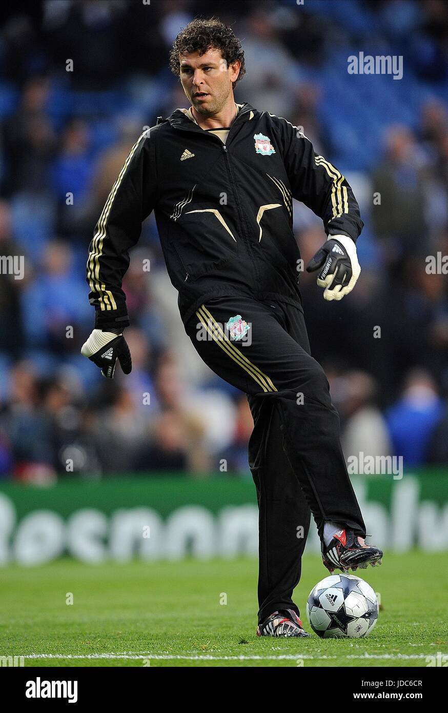 Stamford bridge xavi hi-res stock photography and images - Alamy