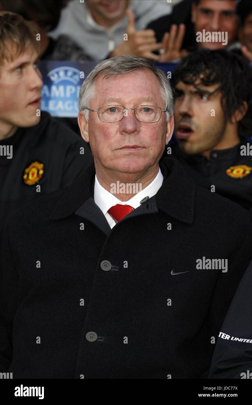 Manchester united bench sir hi-res stock photography and images - Alamy