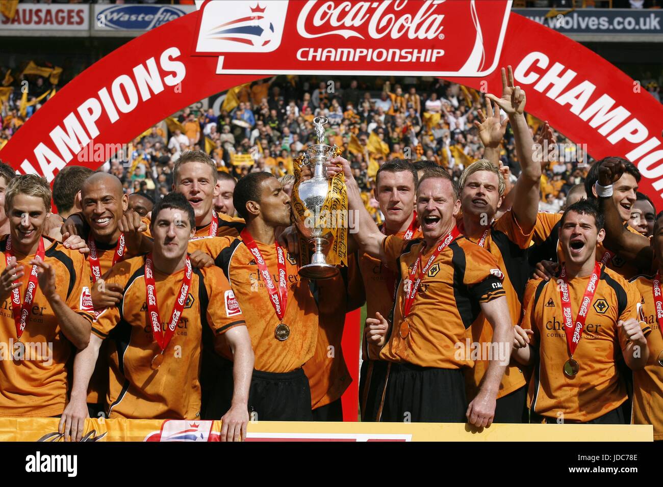 WOLVES CELEBRATE WIN WOLVERHAMPTON WANDERERS FC MOLINEUX STADIUM ...
