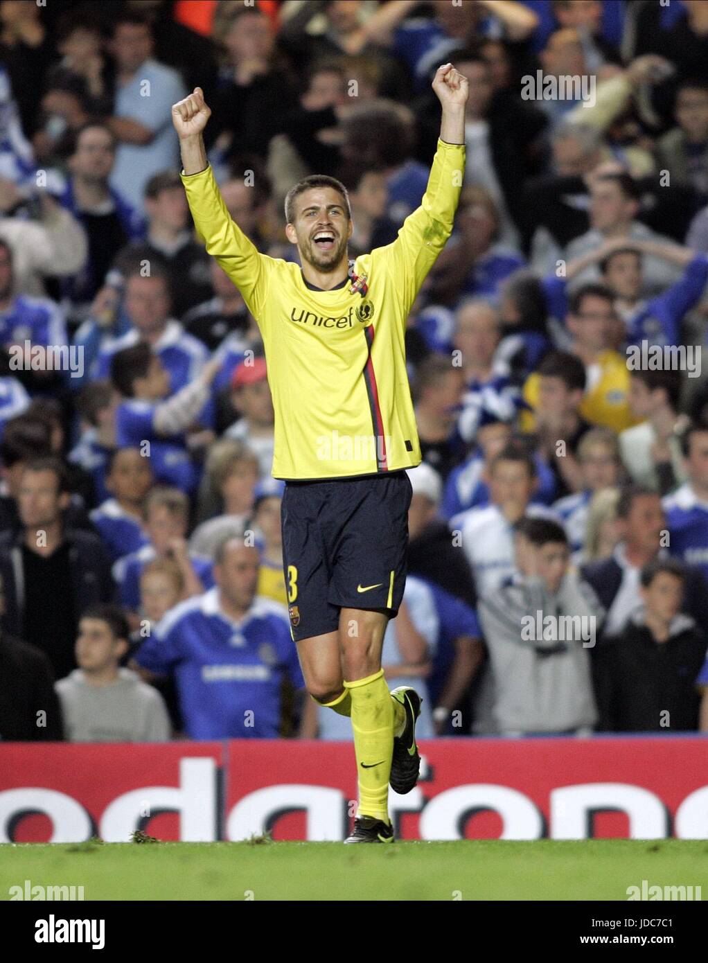 GERARD PIQUE CELEBRATES FC BARCELONA STAMFORD BRIDGE LONDON ENGLAND 06 ...