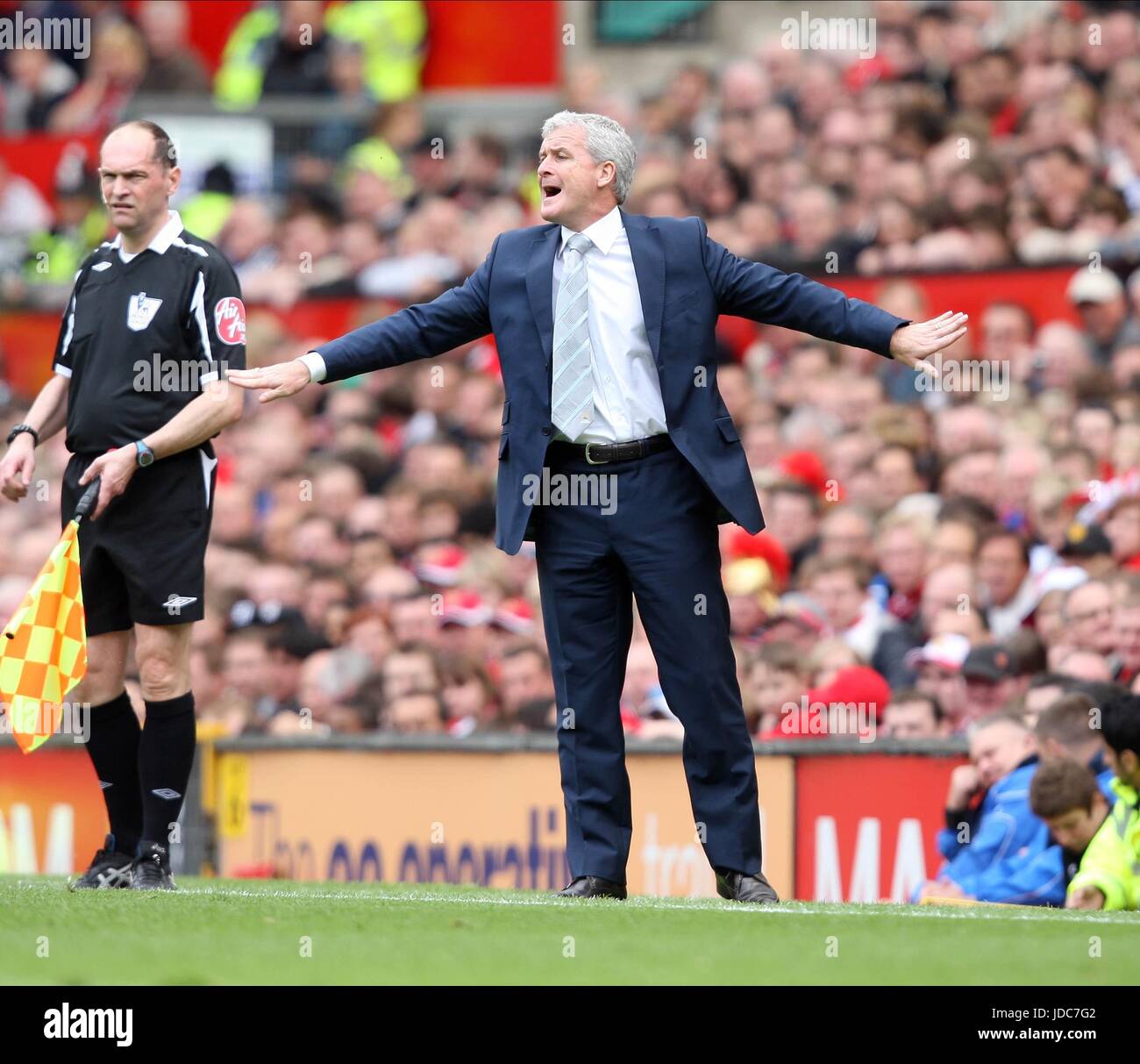 MARK HUGHES ON THE SIDELINE MANCHESTER UNITED V MANCHESTER OLD TRAFFORD ...