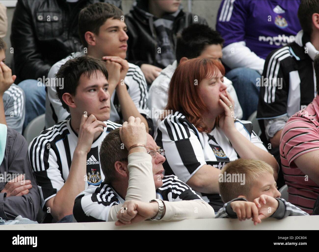 Fulham fc fans hi-res stock photography and images - Alamy