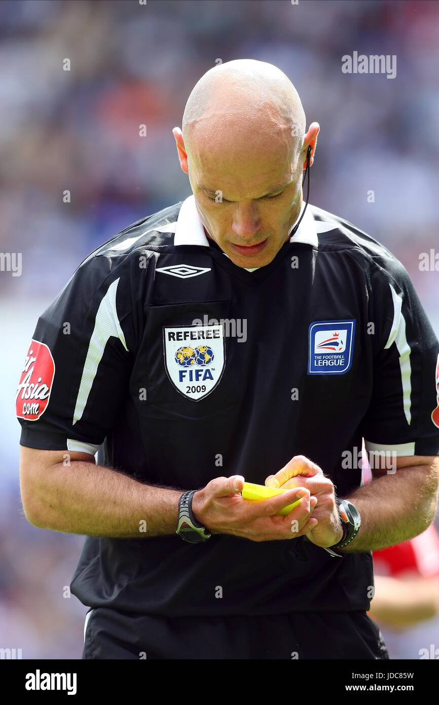 Referee yellow card hi-res stock photography and images - Alamy