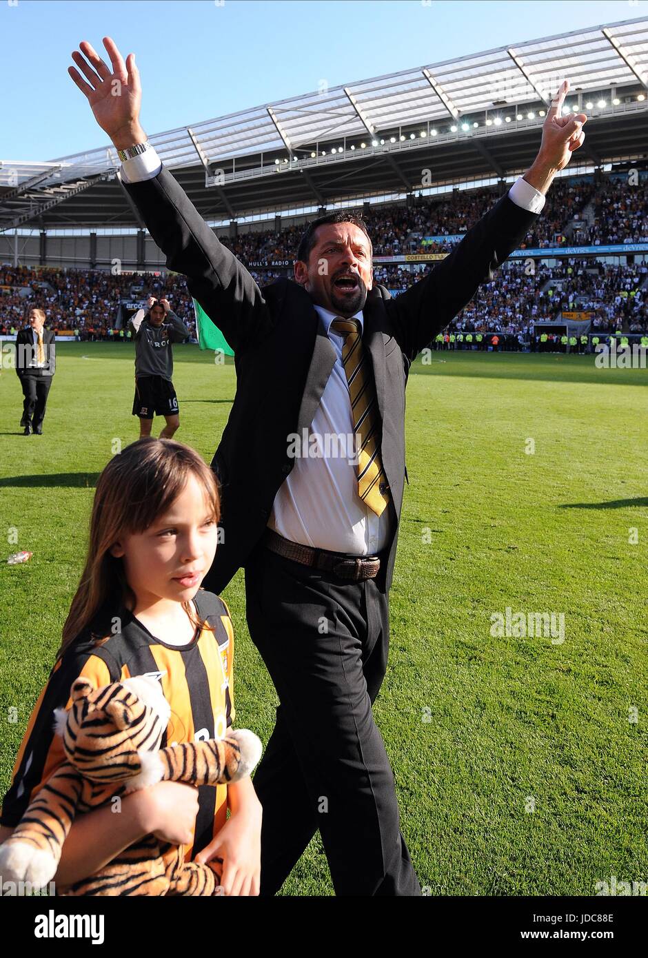 PHIL BROWN CELEBRATES HULL V MANCHESTER UNITED KC STADIUM HULL ENGLAND ...