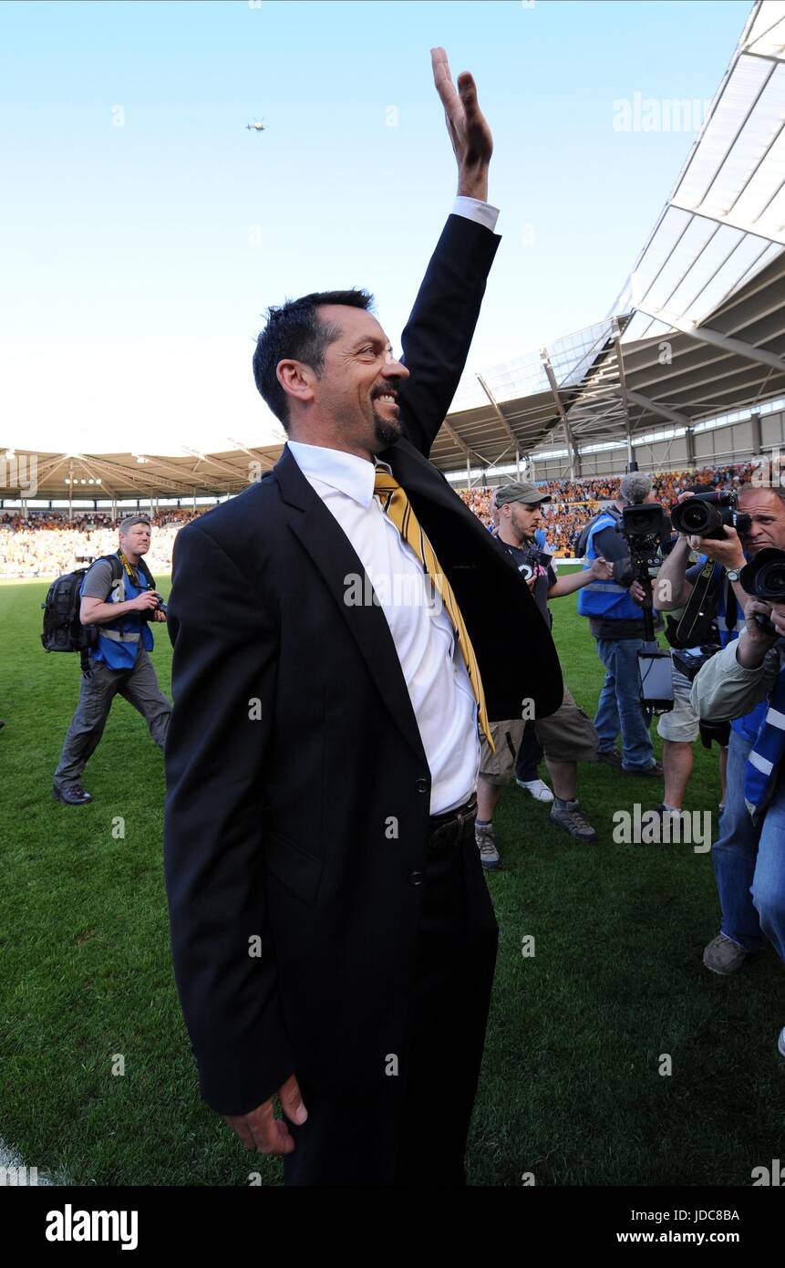 PHIL BROWN SINGS HULL CITY FC MANAGER KC STADIUM HULL ENGLAND 24 May ...