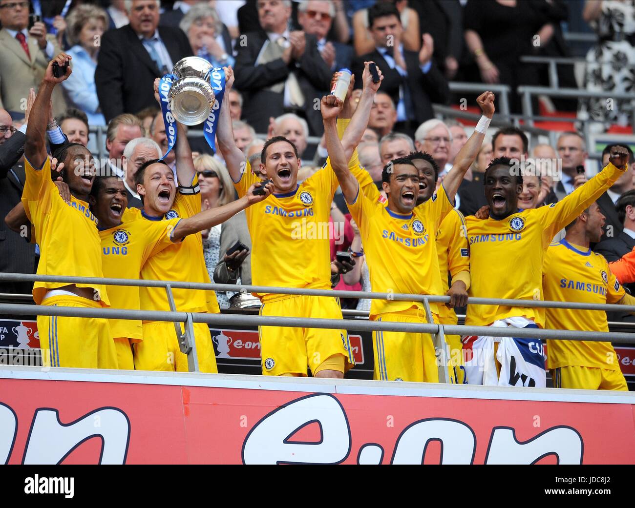Chelsea players lift cup hi-res stock photography and images - Alamy