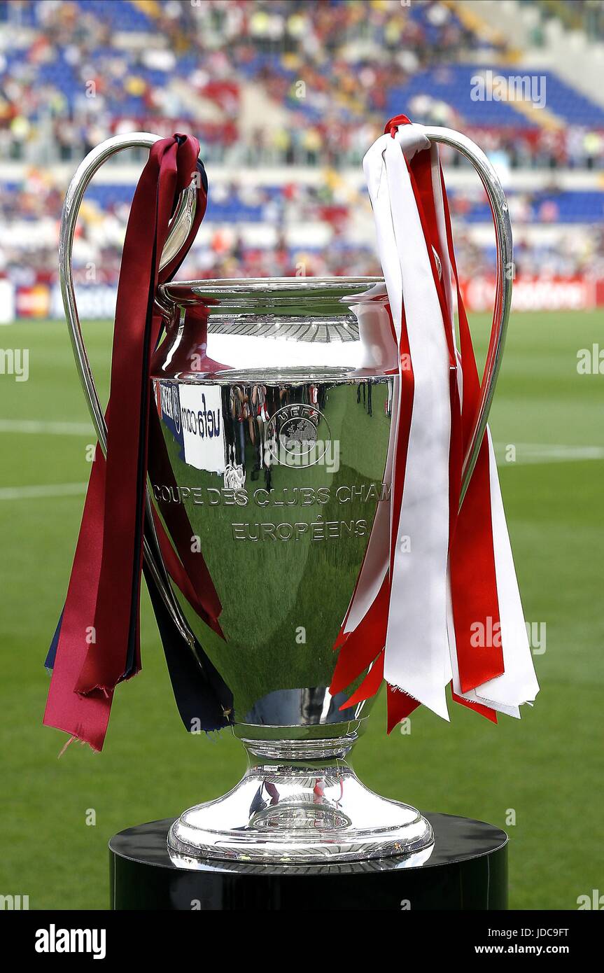 Barcelona champions league trophy hi-res stock photography and images ...