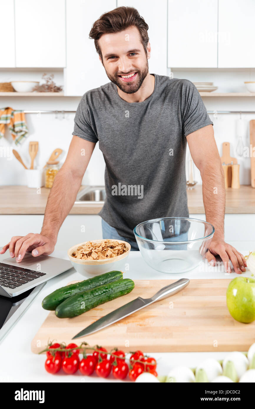 Guy cooking hi-res stock photography and images - Alamy