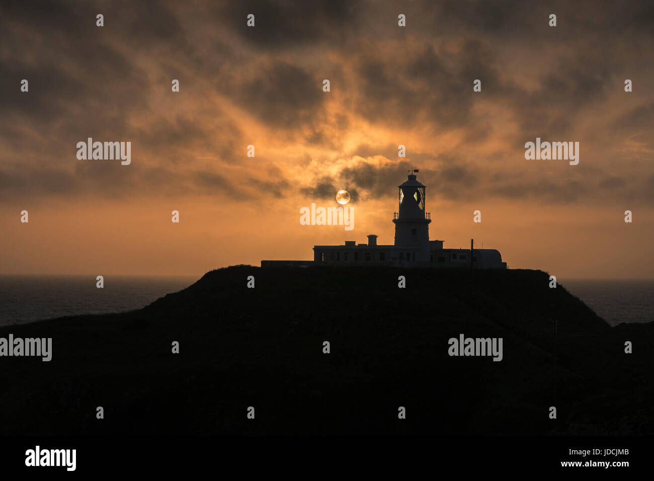 Sunset sky at Strumble Head lighthouse, Pencaer Peninsula ...