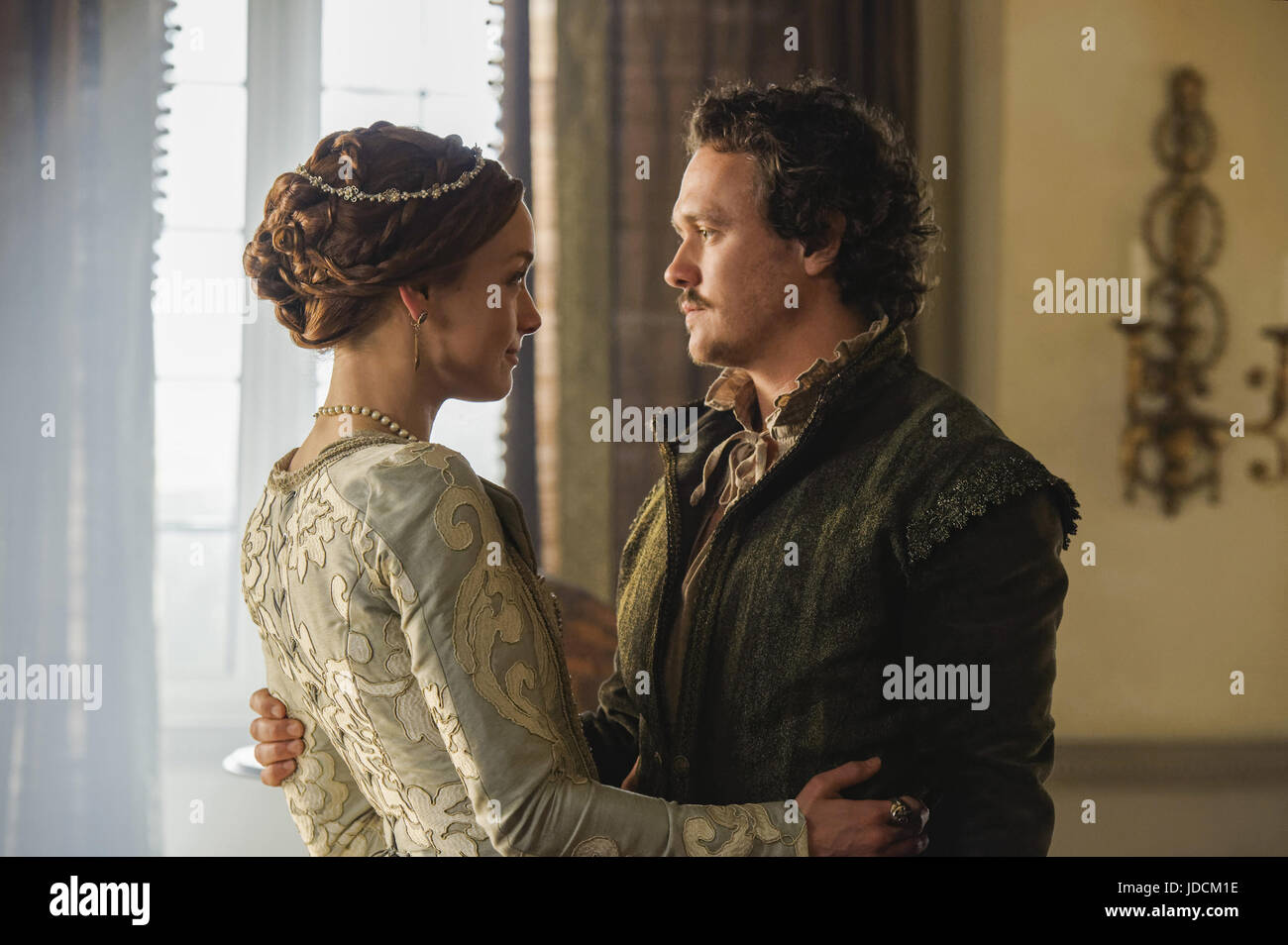 REIGN, l-r: Rachel Skarsten (as Queen Elzabeth I), Ben Geurens in 'A ...