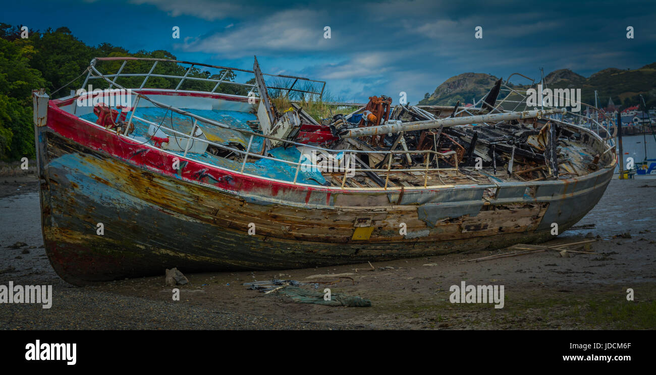 Burned burnt boat hi-res stock photography and images - Alamy