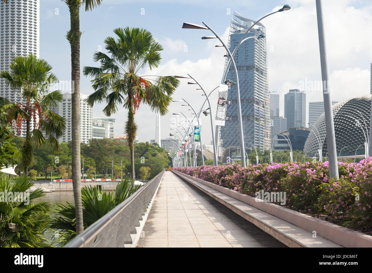 Pedestrian part of the bridge Esplanade Drive over Singapore river ...