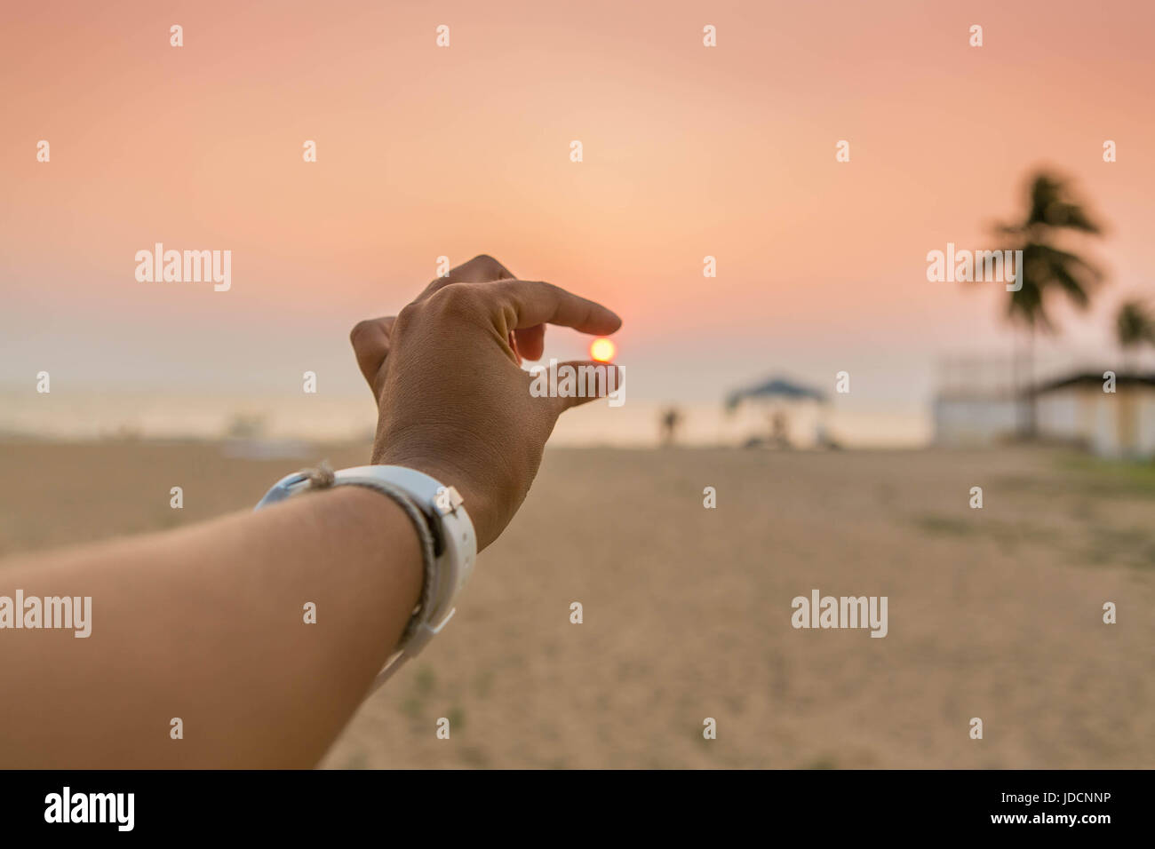 Fingers of woman catching the sun on sunset Stock Photo - Alamy