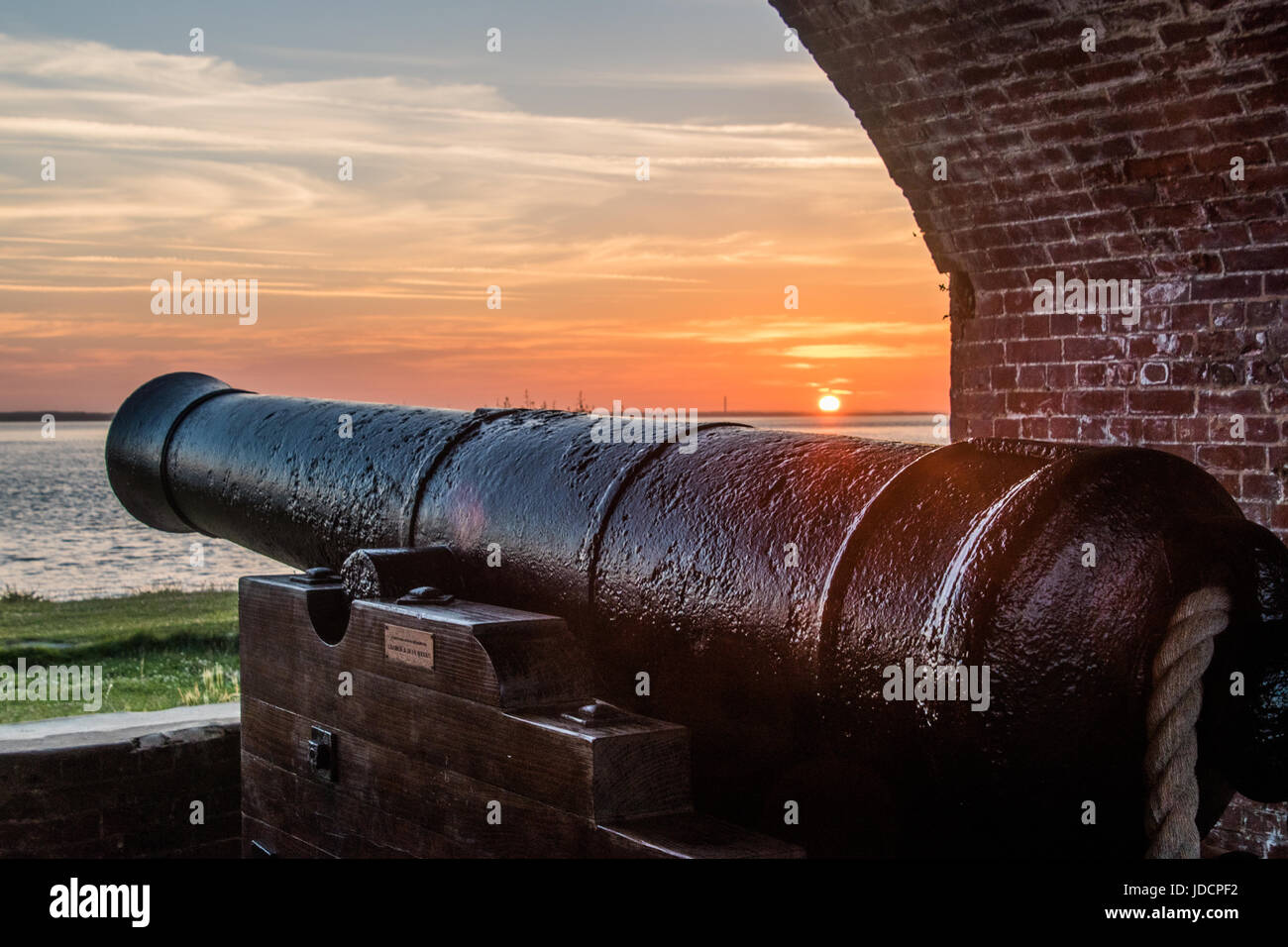 sunrise fort victoria yarmouth isle of wight beside canon Stock Photo ...