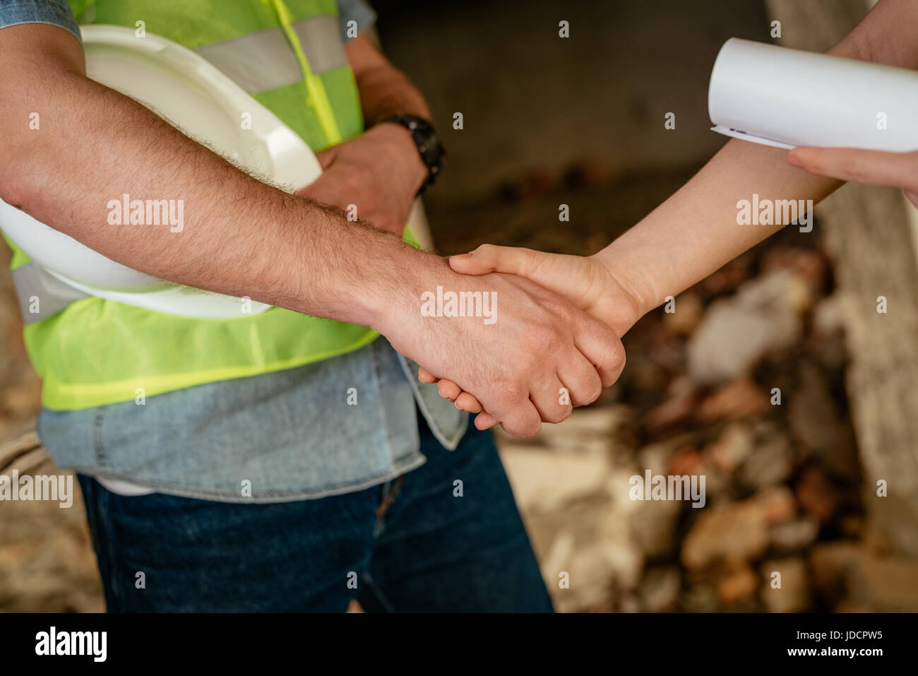 Construction workers shaking hands hi-res stock photography and images ...