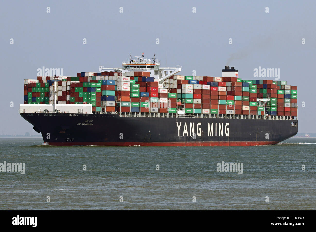 Yang ming container ship hi-res stock photography and images - Alamy