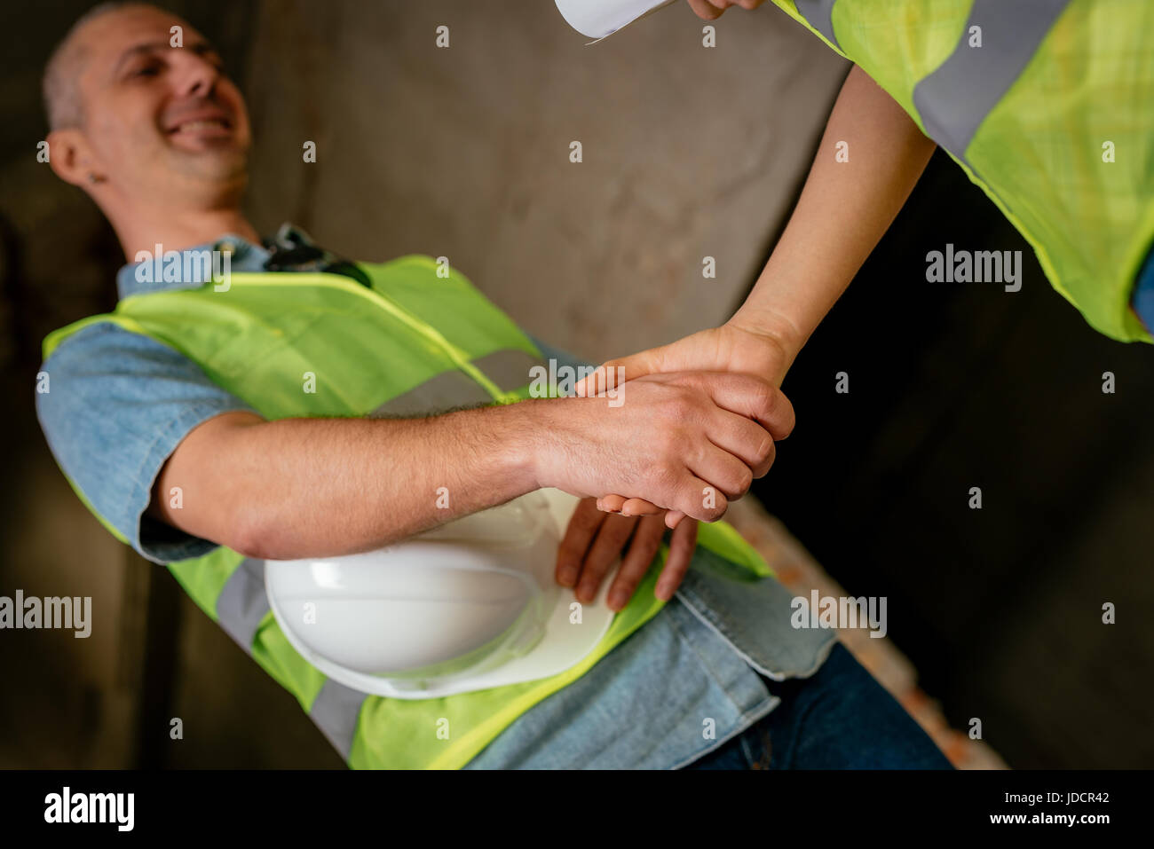 Construction workers shaking hands hi-res stock photography and images ...