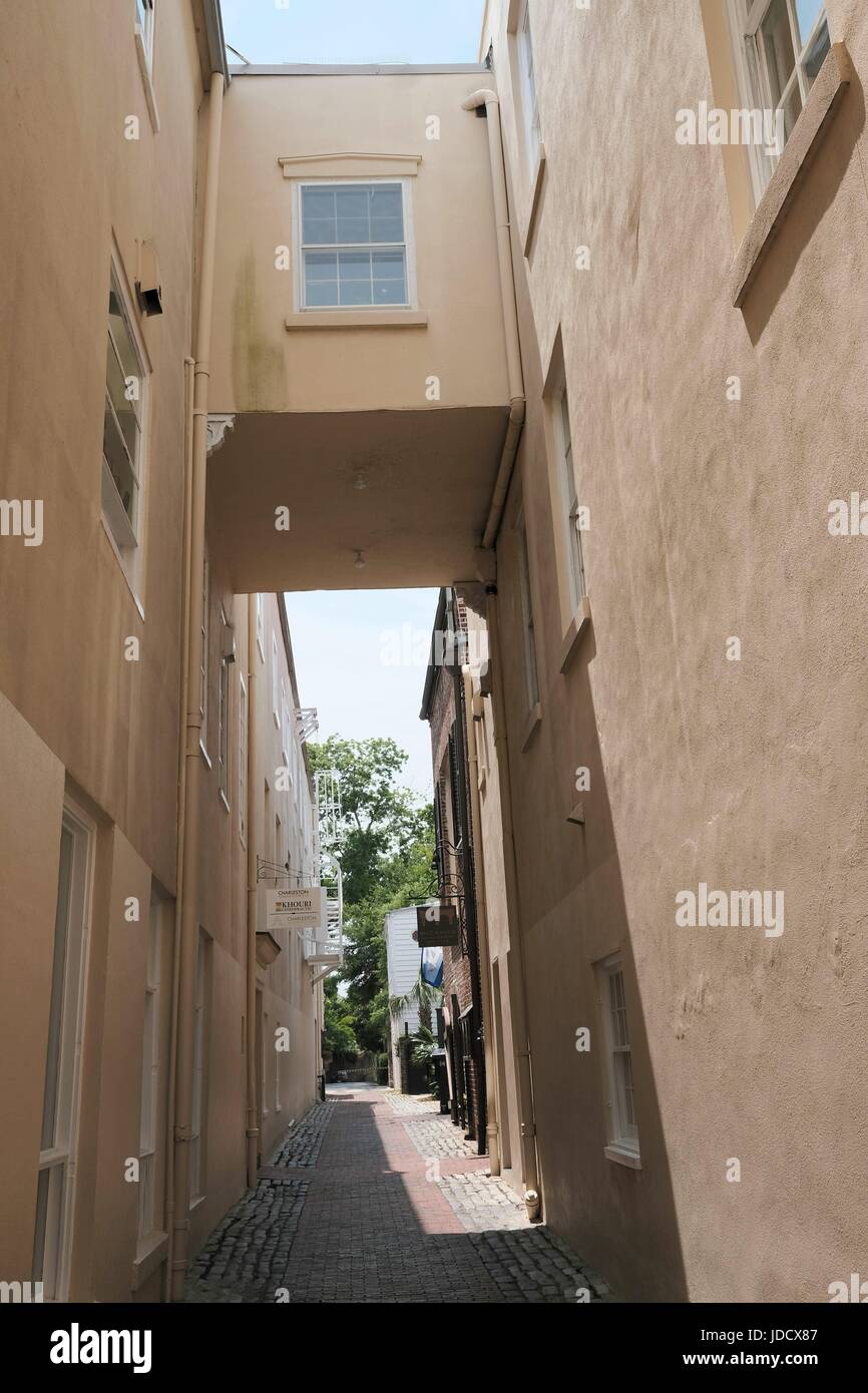 Two buildings connected hi-res stock photography and images - Alamy