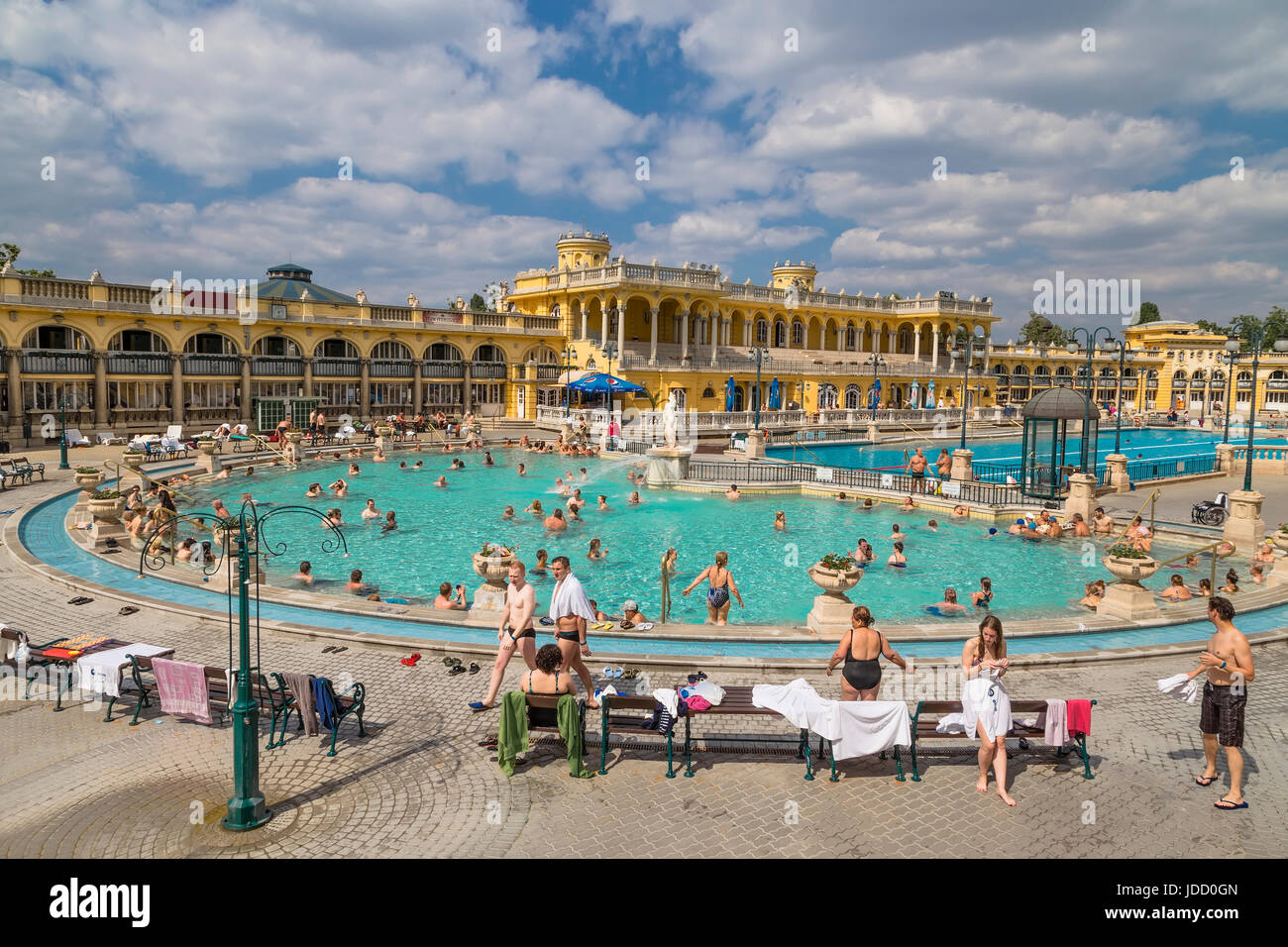 Outdoor swimming pools hi-res stock photography and images - Alamy