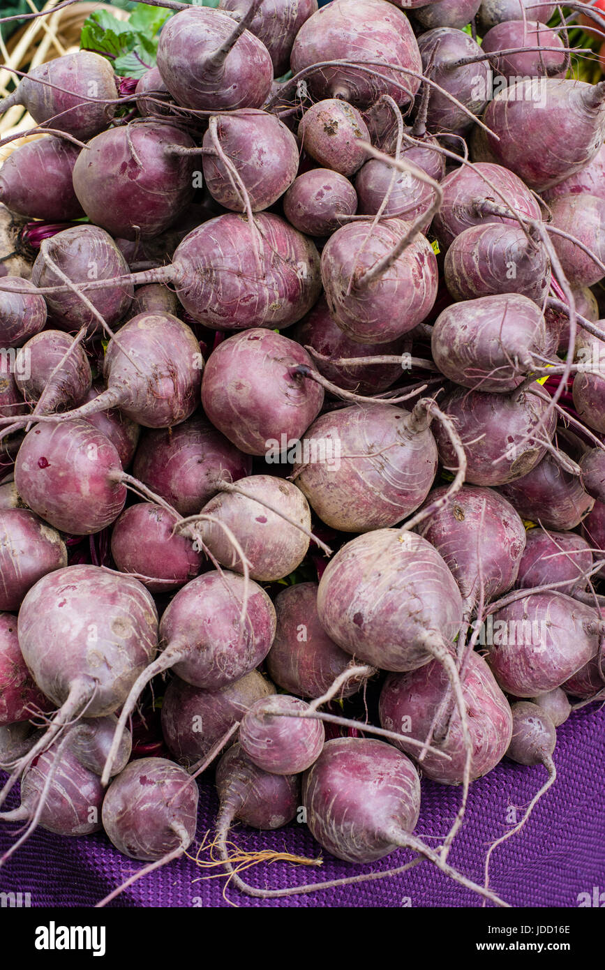 Display of fresh red beets at the farmers market Stock Photo - Alamy