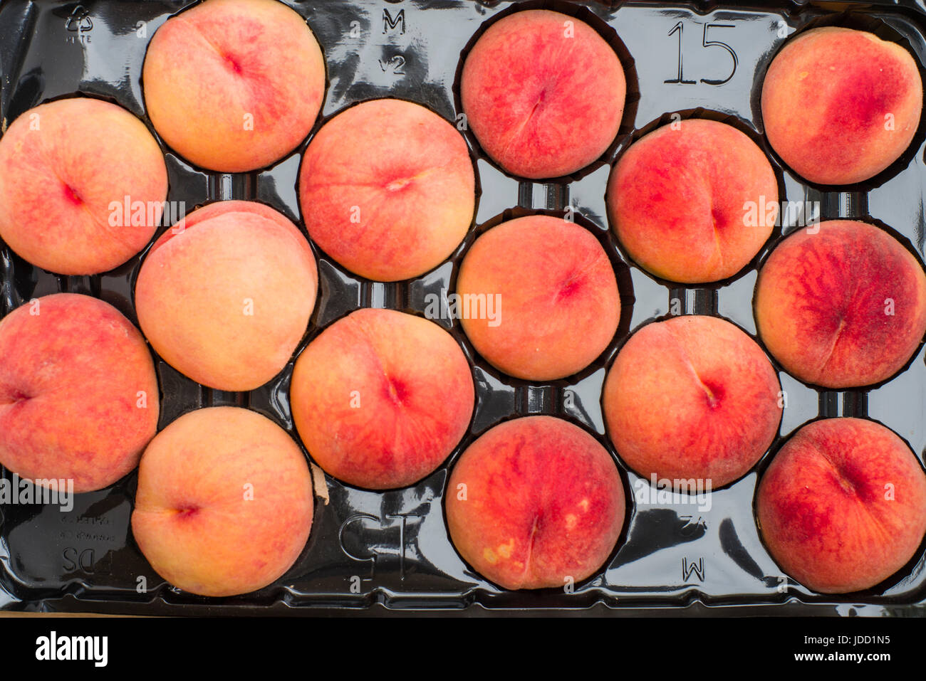 Tray of freshly harvested yellow peaches Stock Photo - Alamy