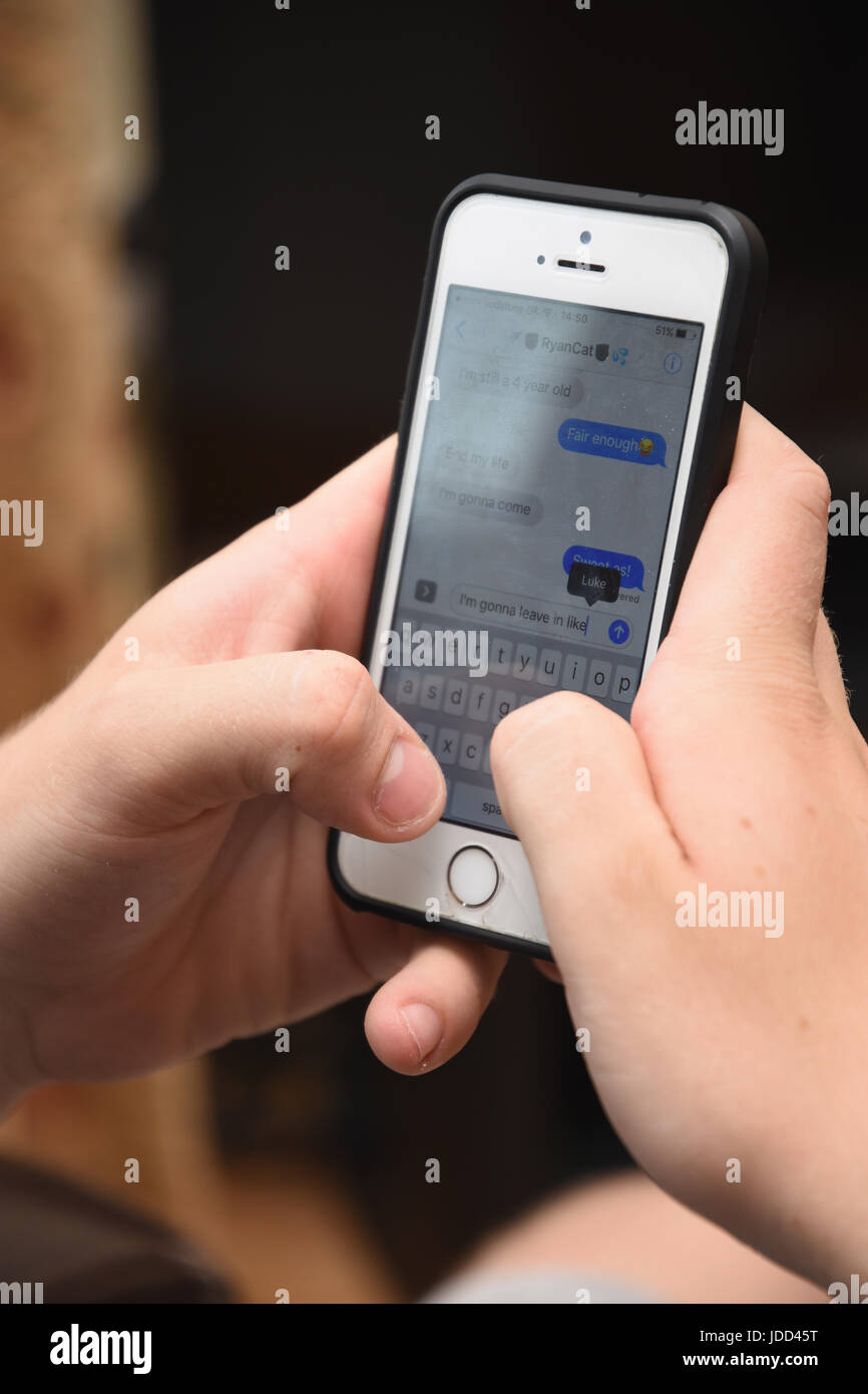 Apple iphone mobile texts hi-res stock photography and images - Alamy