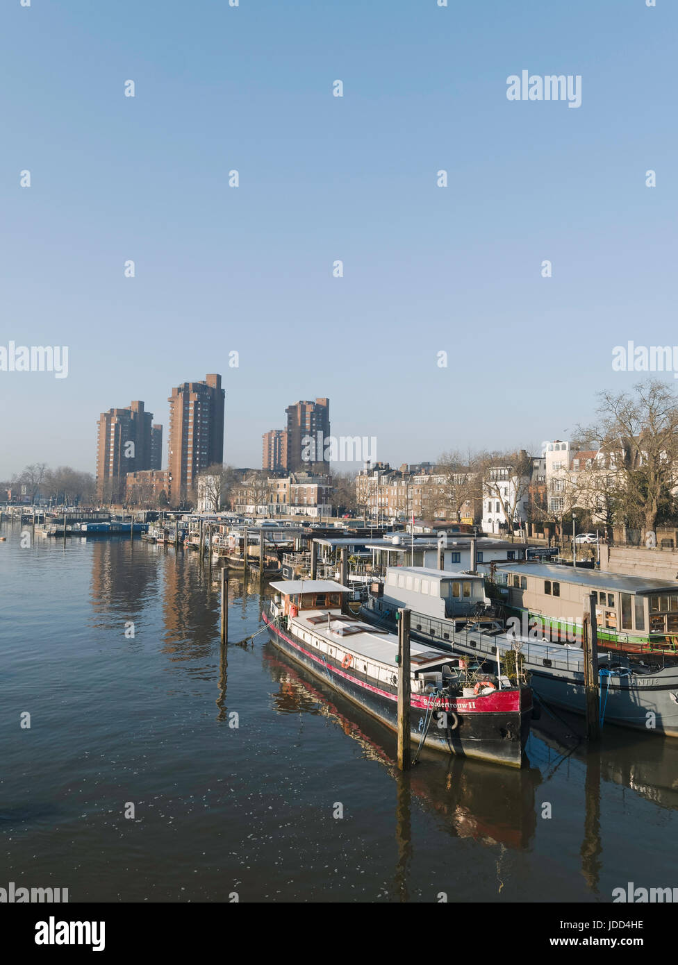 Houseboats at Chelsea with the tower block of the World’s End estate in ...