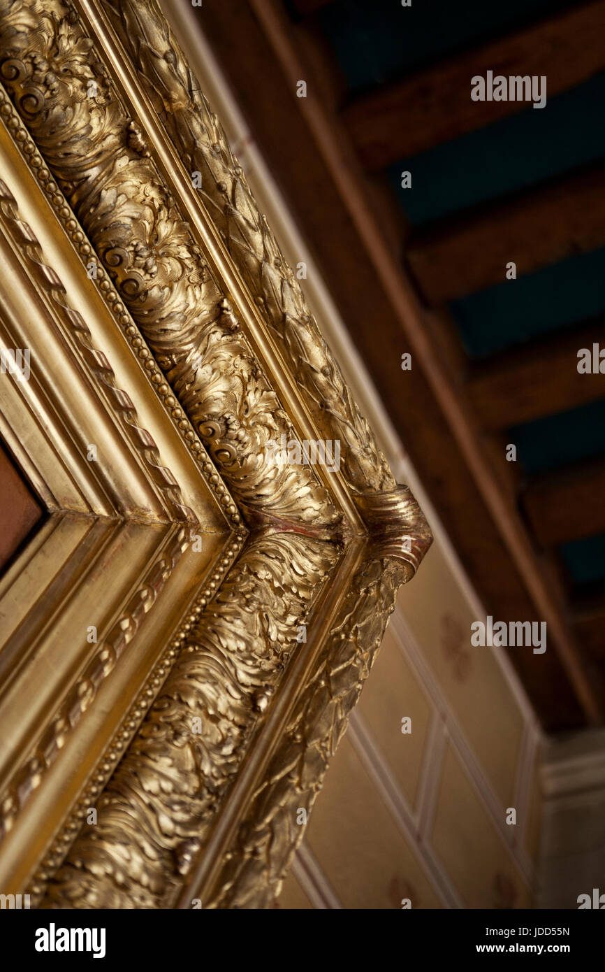 Close up of a golden frame in a museum Stock Photo - Alamy