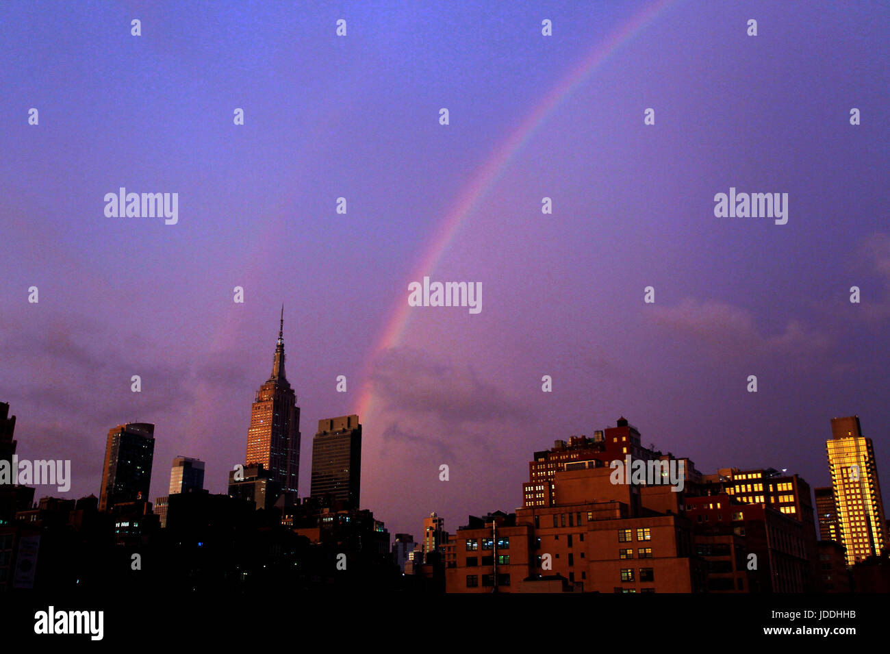 Empire state building and large rainbow hi-res stock photography and ...